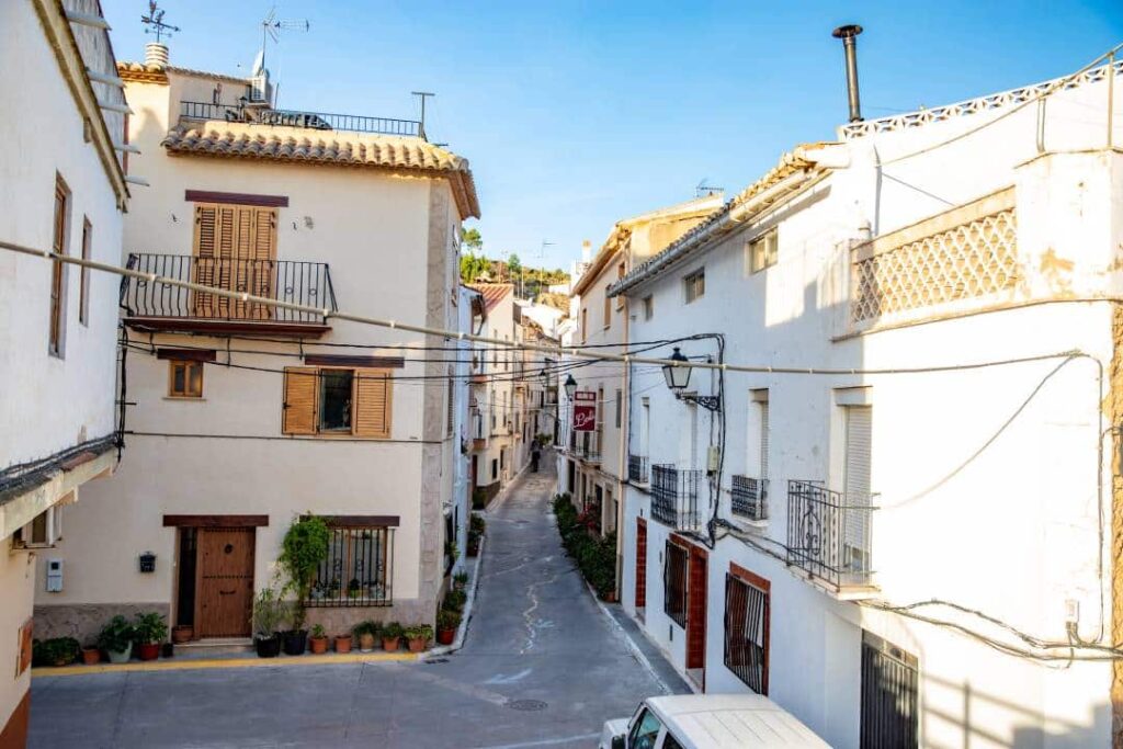 Descubre el encantador callejón de Alfafara en Alicante: ¡una joya ...