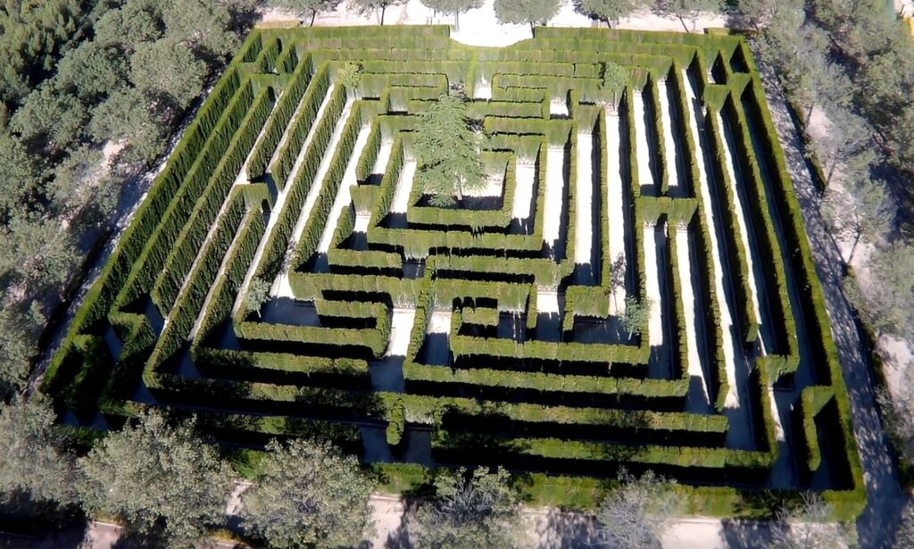 Descubre el tesoro escondido en el Laberinto de la Casa Tápena en Onil ...