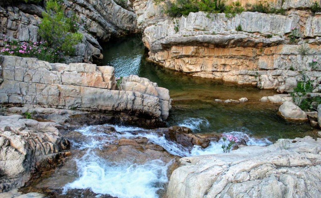Explora el impresionante Charco de Las Lumbres en Chera, Valencia ...