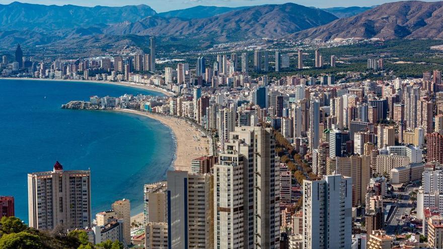 Descubre las maravillosas playas de Benidorm, tesoros costeros en ...
