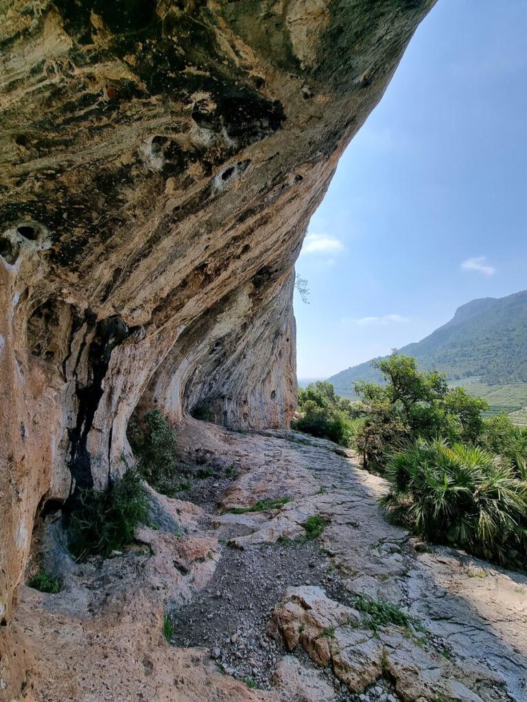 Descubre los increíbles secretos de La Penya Roja de Marxuquera: una ...