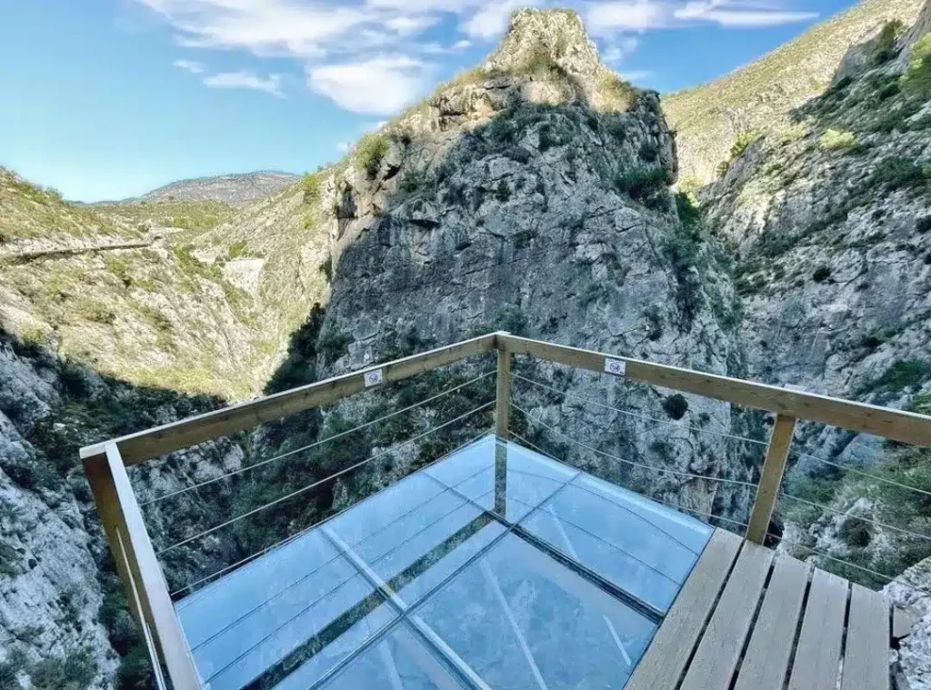La Pasarela Relleu: Explora la emoción del barranco y sumérgete en su ...