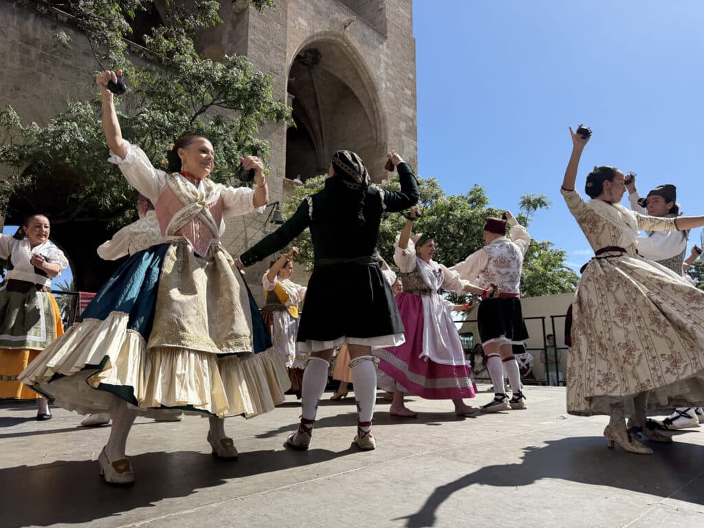 Balls al Carrer Valencia: danza y tradición en las plazas- Experiences ...
